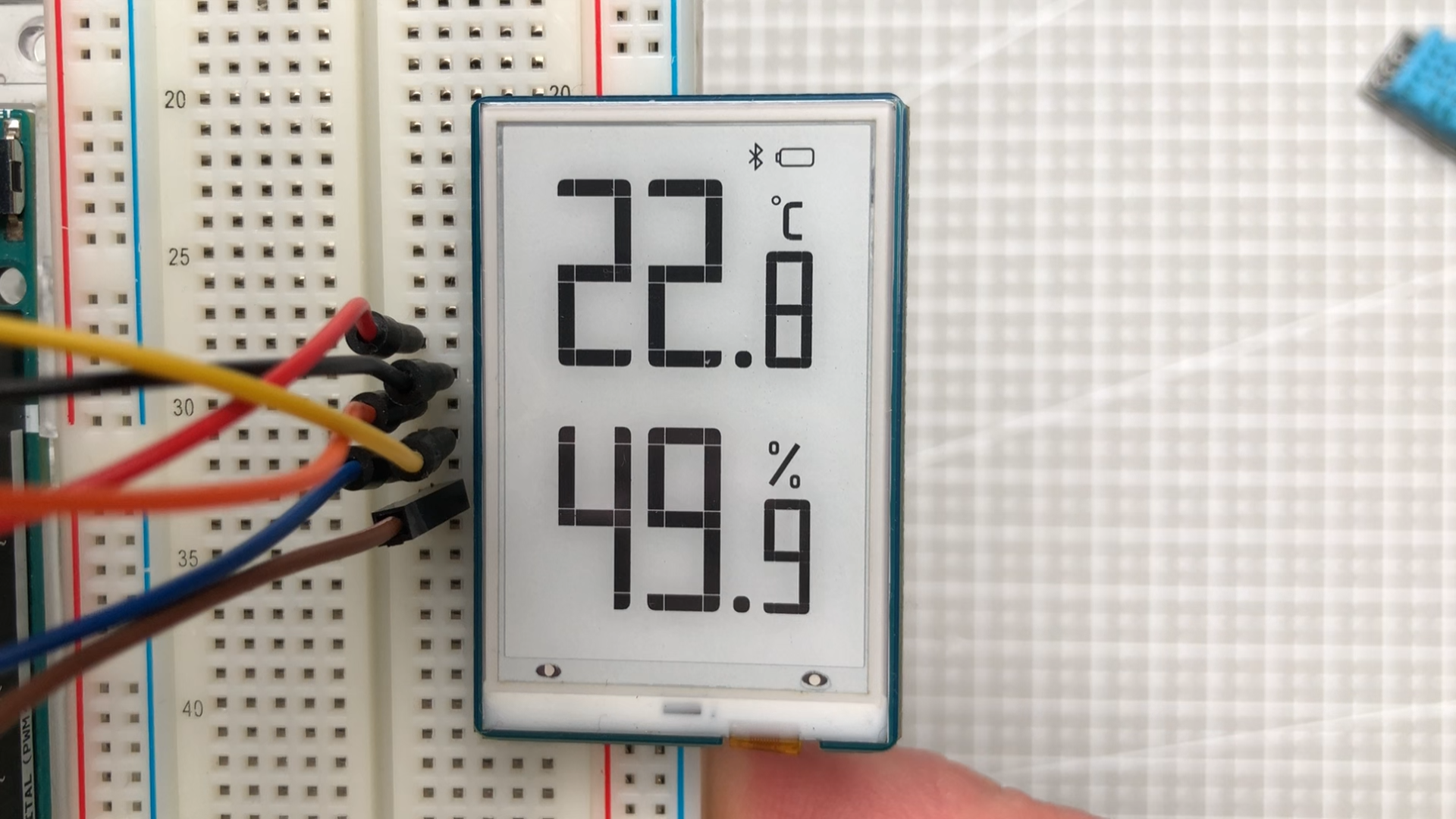 GitHub - upiir/arduino_eink_temperature: Arduino UNO, Temperature sensor DHT22 and E-ink display ...