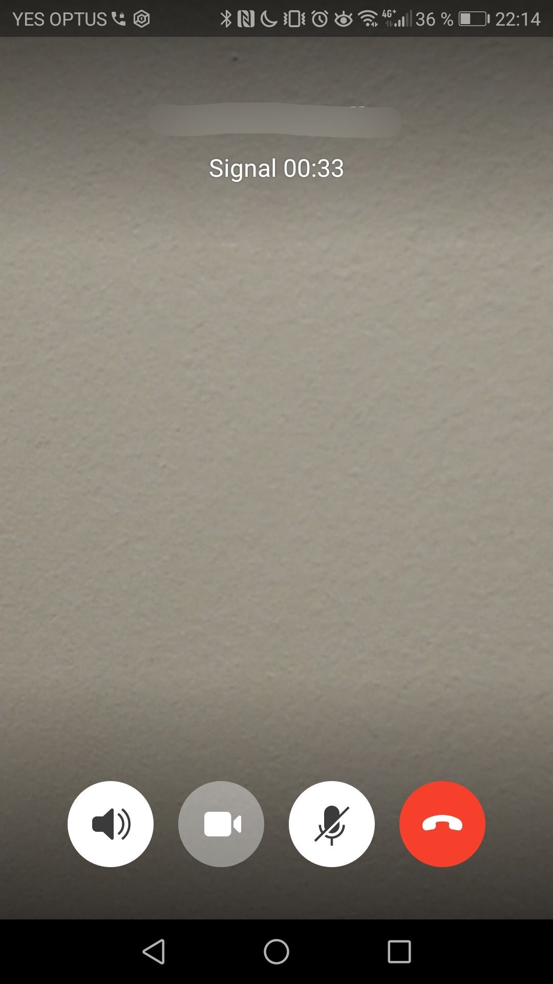 Gradient at the top of video call doesn't disappear when tapping an ...