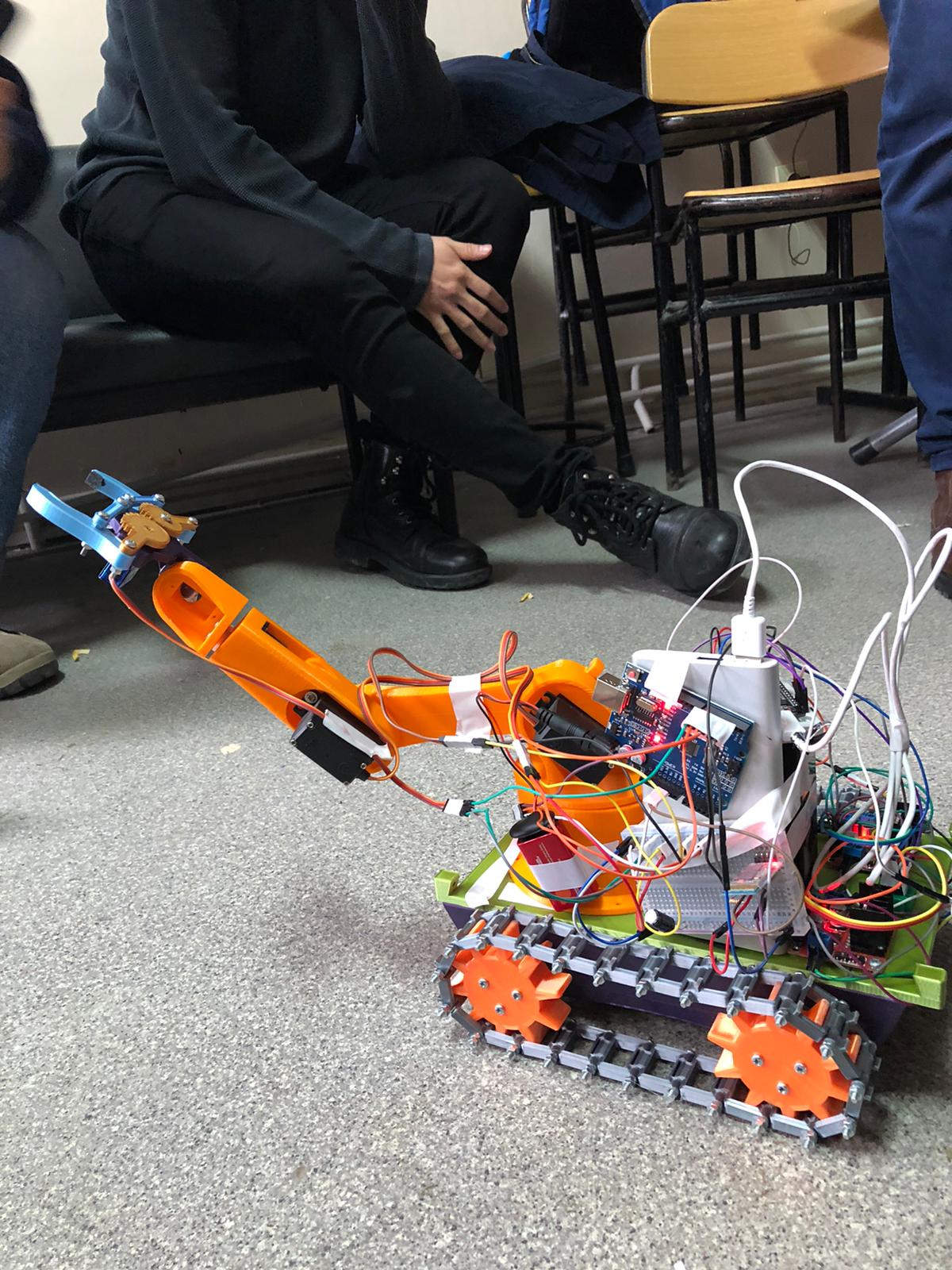 GitHub - emre-sahinn/RC-Tank-with-Robot-Arm: Bluetooth controlled tank ...