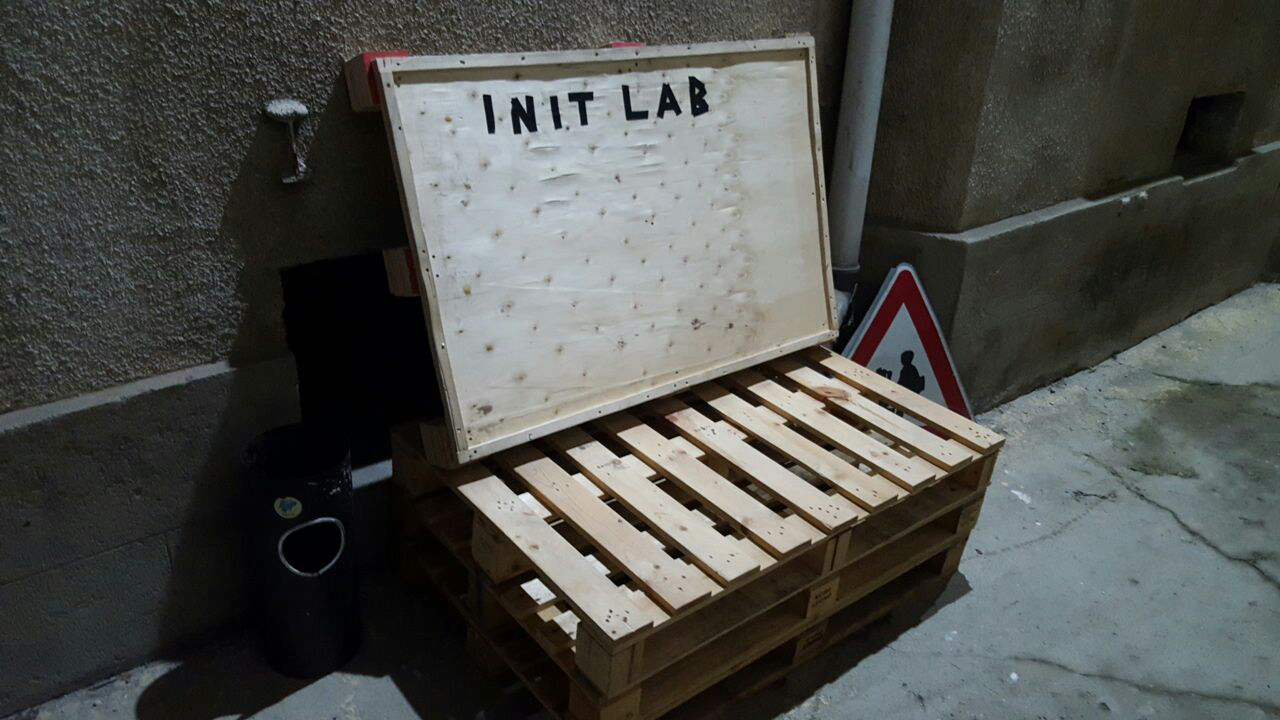 Намиране/изработване/сглабяне на пейка за пред Лаба · Issue #184 · initLab/initLab · GitHub