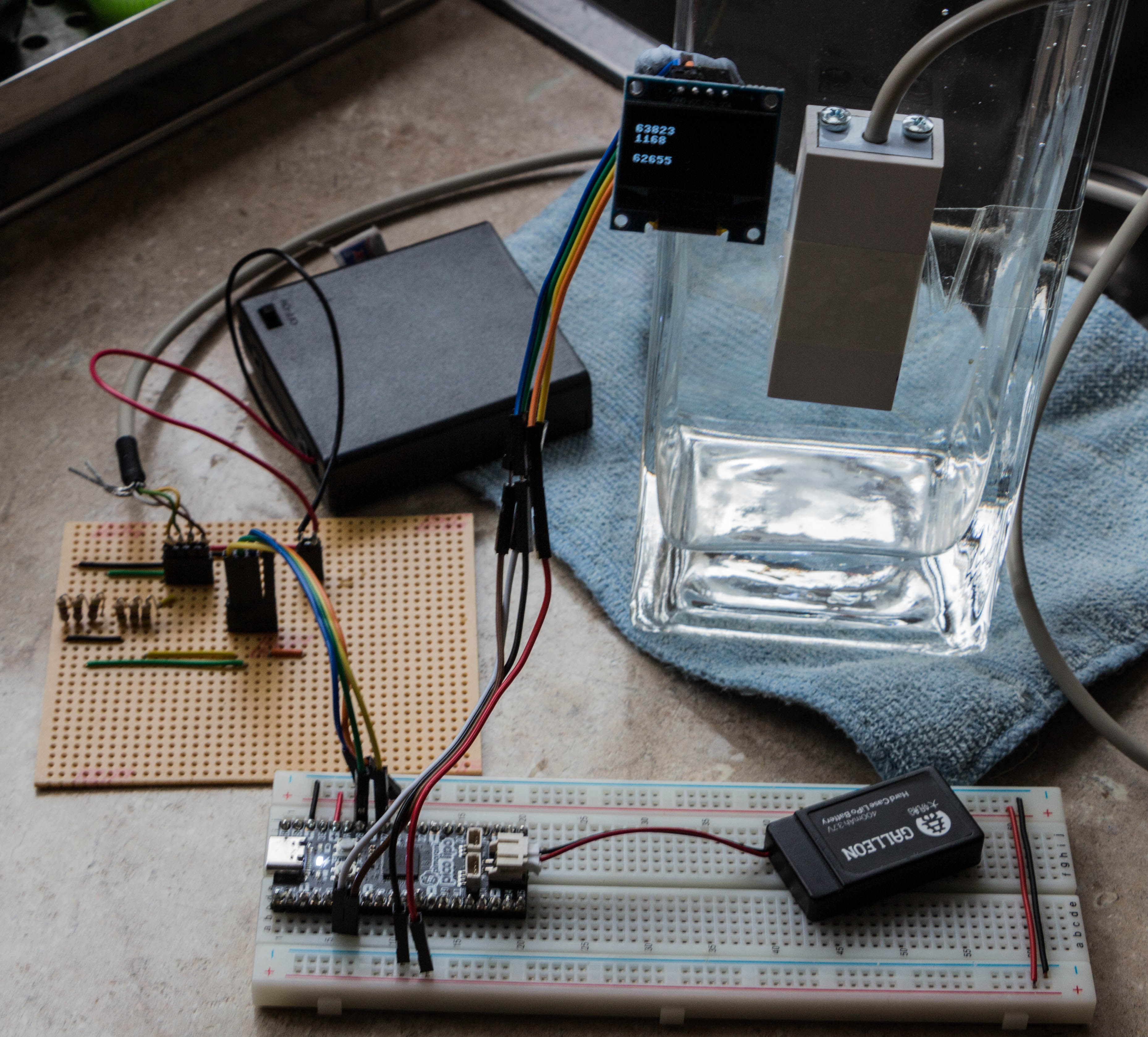 Using a Capacitive Difference Sensor W01 to measure the depth of water ...