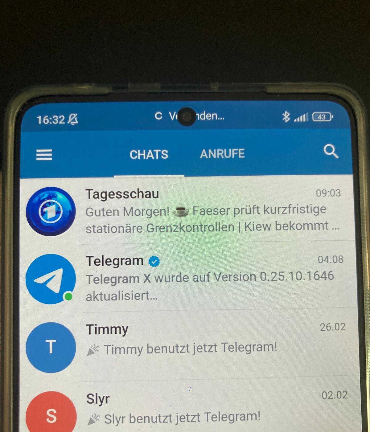 Connection status message drawn on status bar, behind device cutouts, making text unreadable ...