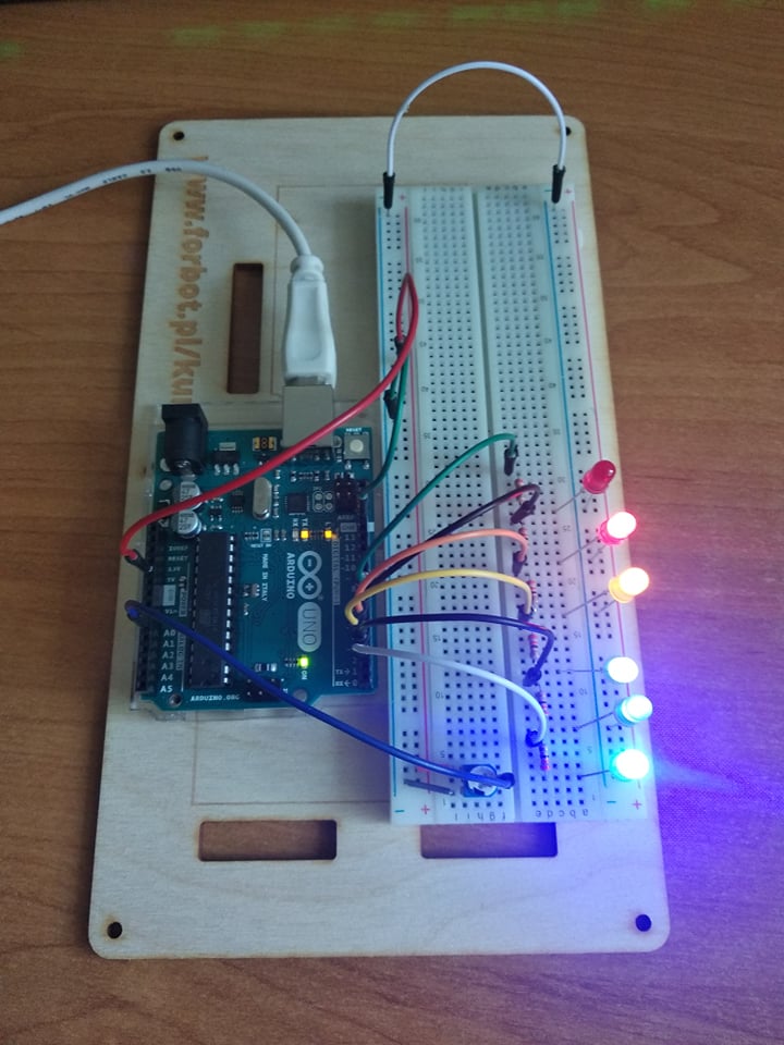 GitHub - Dawid-Lukasiewicz/Arduino_Uno-ADC_measure: Measures Voltage ...