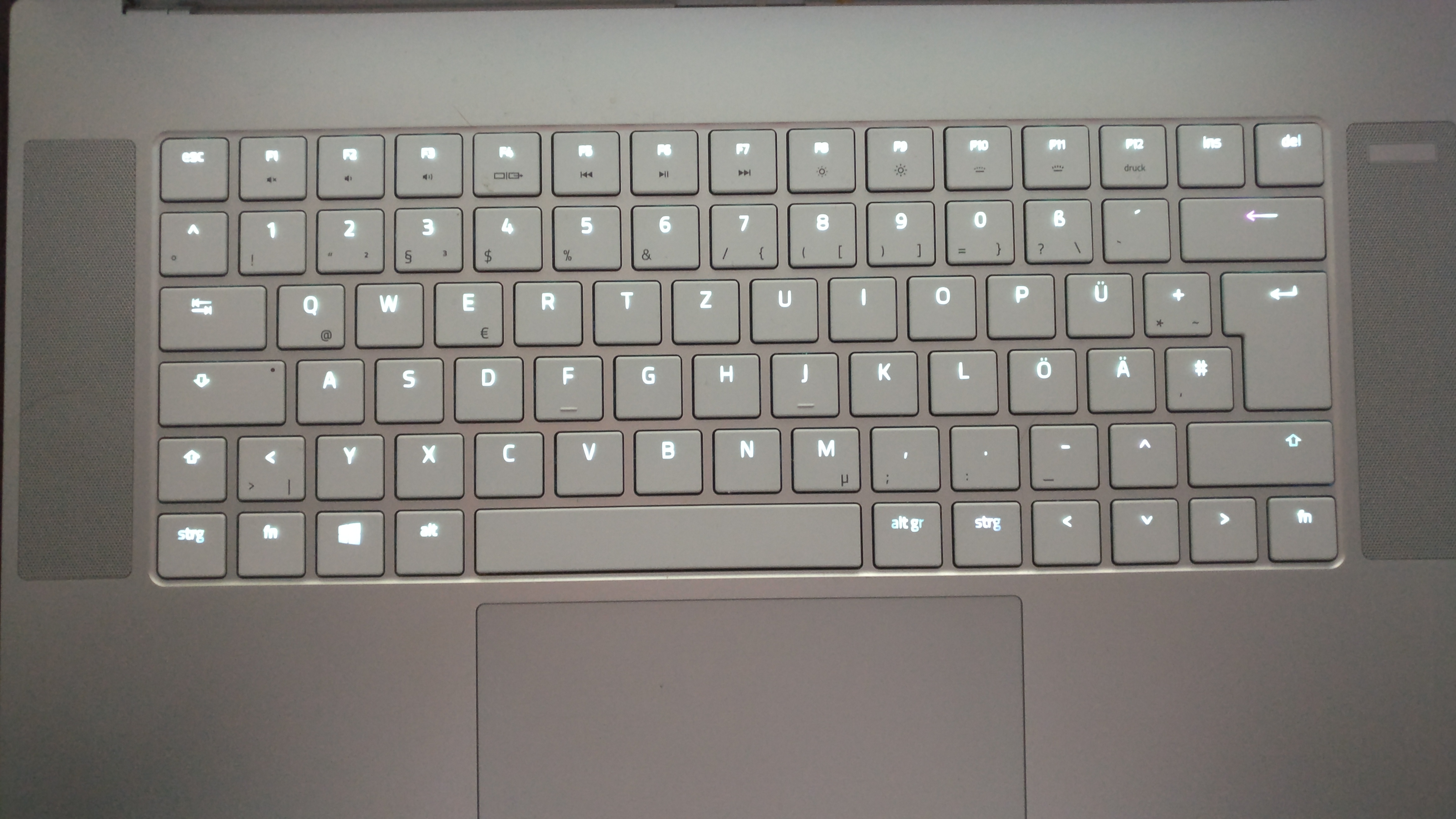 Wrong Layout on Razer Blade 15 Studio Edition 2019, not all keys lit in ...