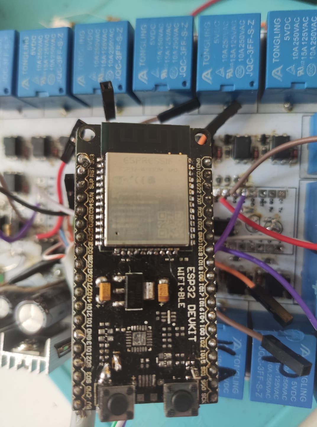 esp32 adc measures incorrectly. esp8266 works fine but esp32 metrics are wrong and not stable ...