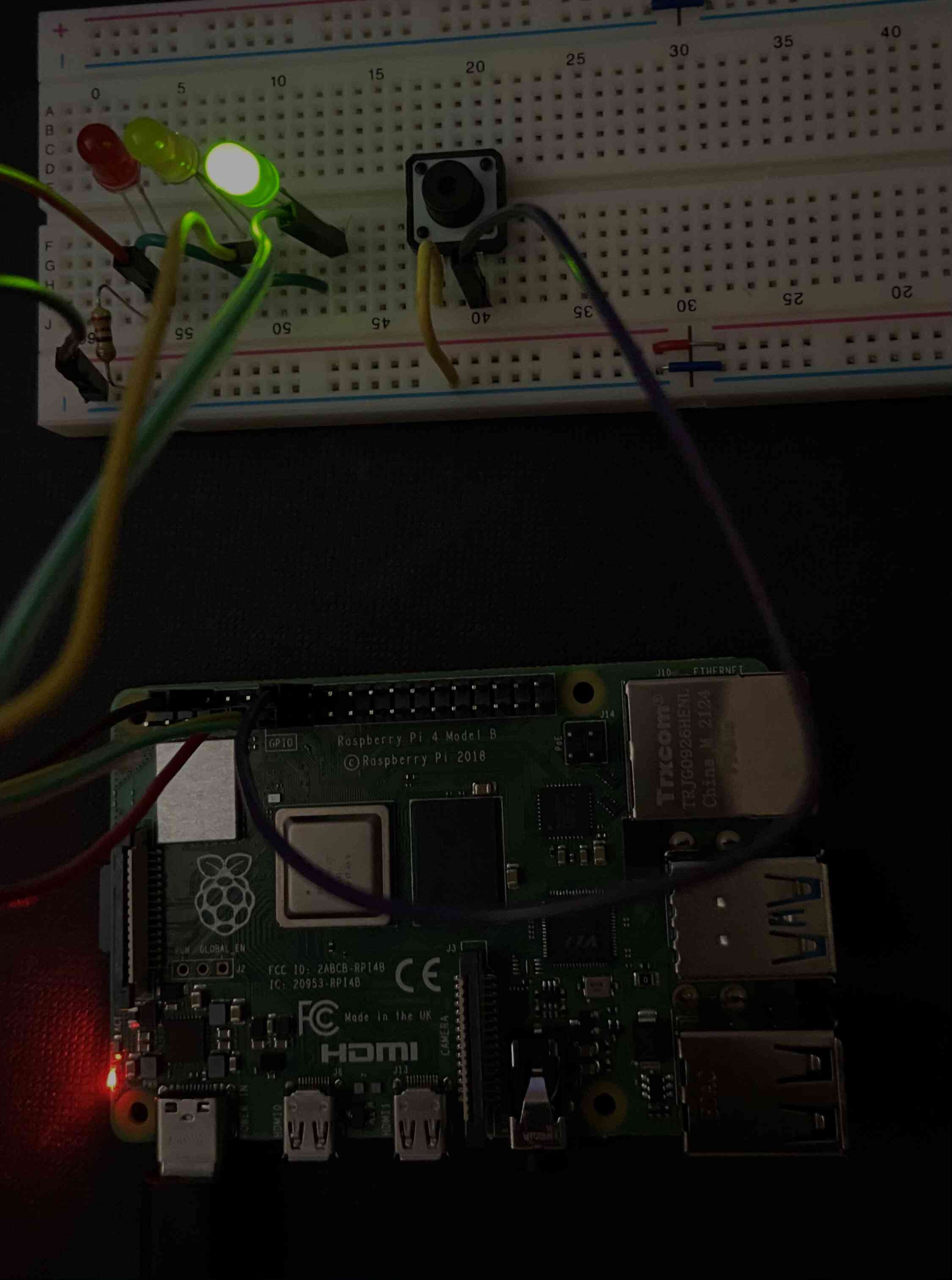 GitHub - teniiif/raspberrypi-traffic-lights: Traffic lights programmed ...