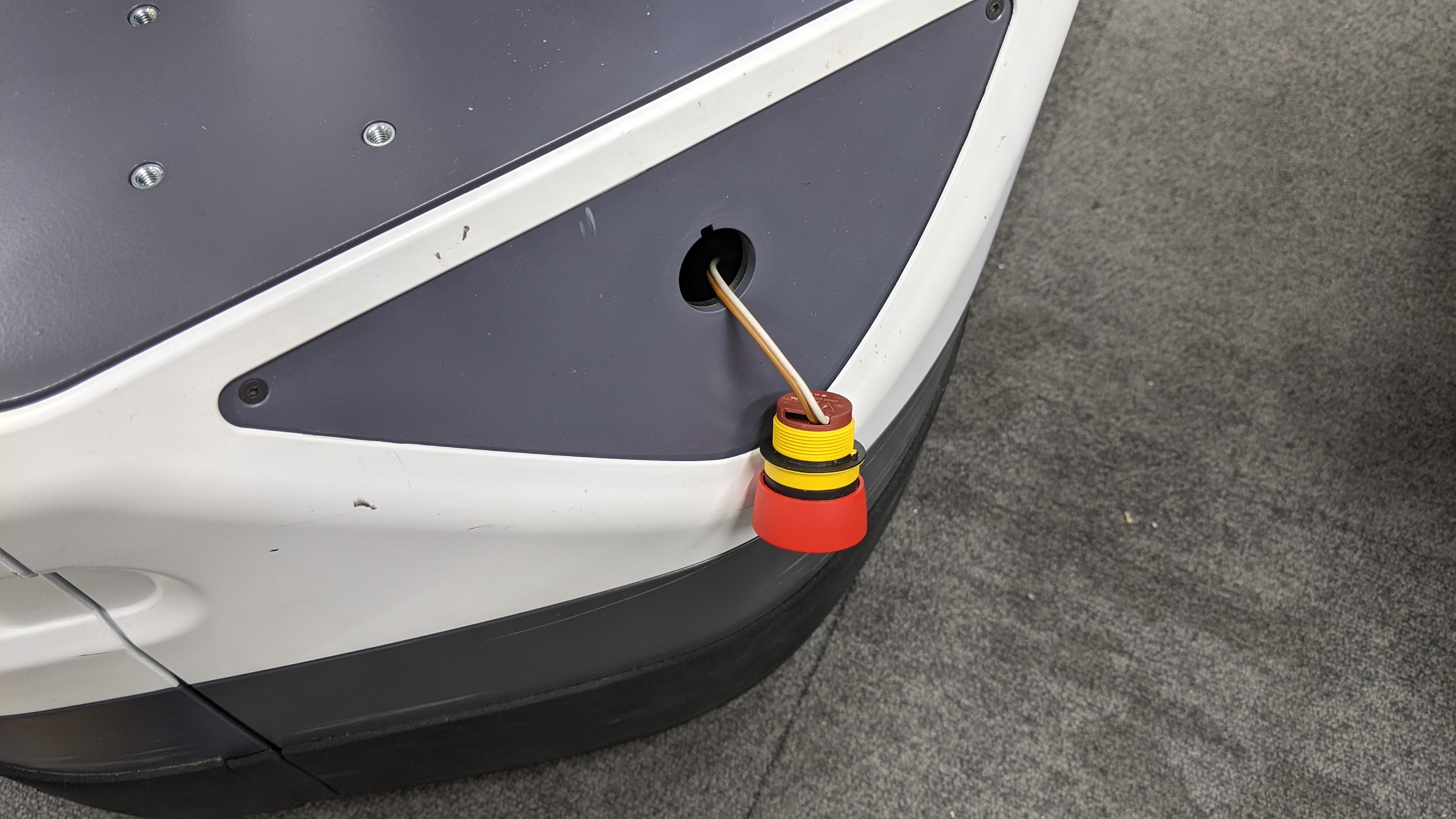 [fetch1075] E-Stopが取れてる · Issue #1566 · jsk-ros-pkg/jsk_robot · GitHub