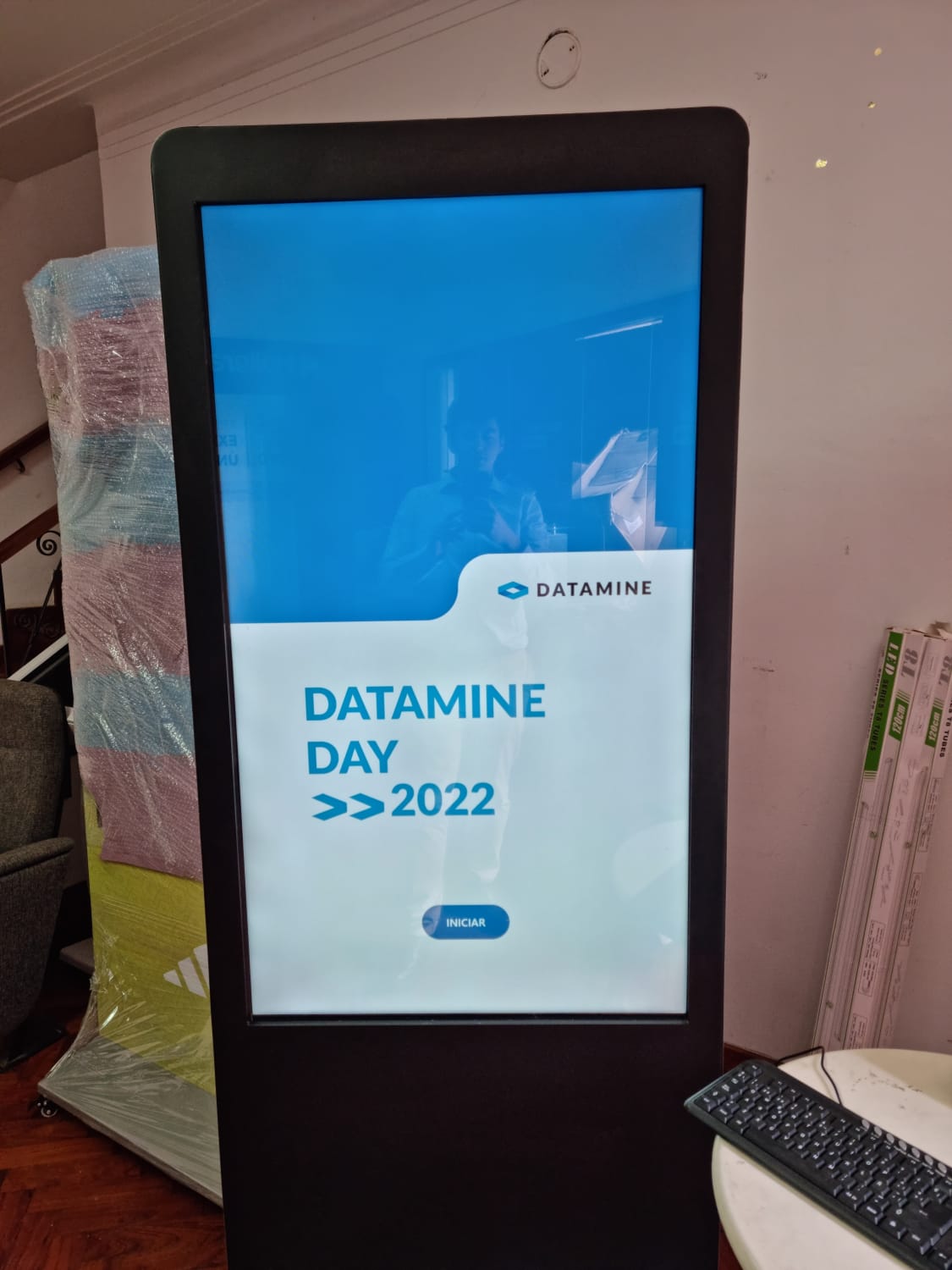 GitHub - PeicoPaco/datamine-totem: App to generate interactions via digital totem