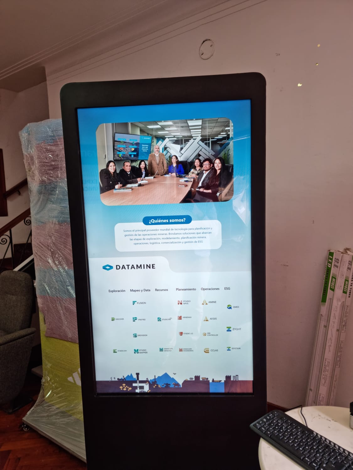 GitHub - PeicoPaco/datamine-totem: App to generate interactions via digital totem